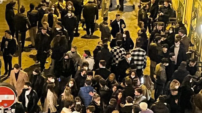 Napoli, movida senza regole ai baretti e rissa ai Quartieri Spagnoli ...