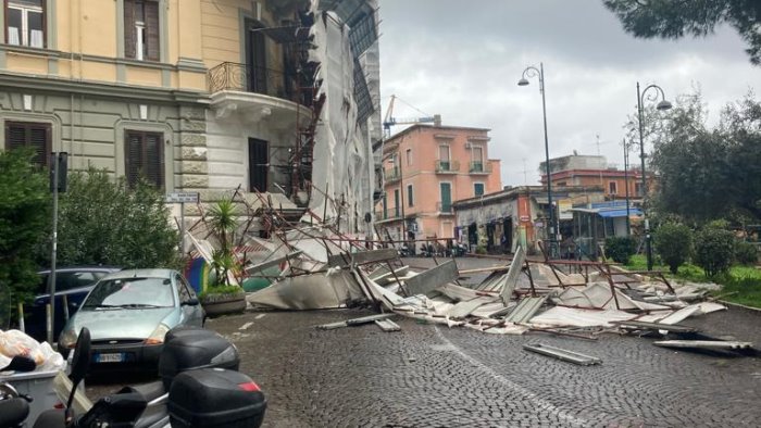 Vento forte a Napoli, paura in via Falcone: crolla l'impalcatura di un ...