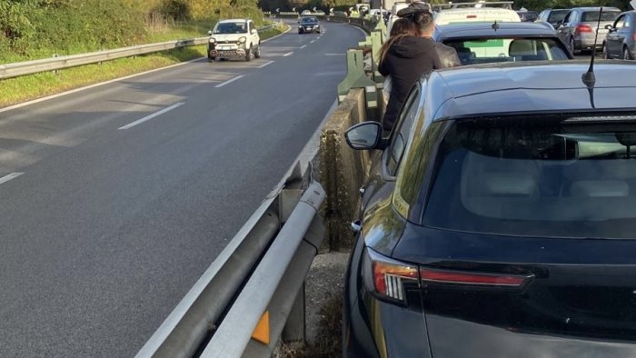 Incidente sul Raccordo: auto fuori strada, traffico bloccato: un ferito grave - Ottopagine.it ...