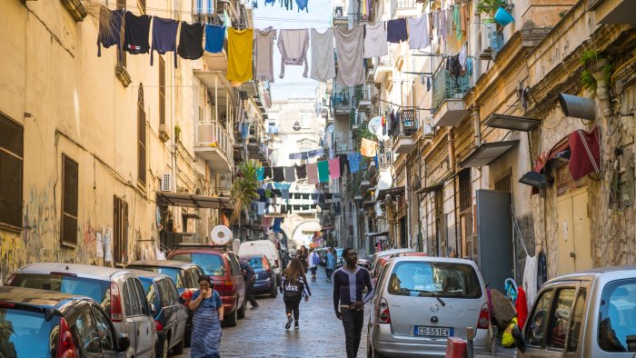Povertà a Napoli, in arrivo il bonus Natale di 125 euro a famiglia ...