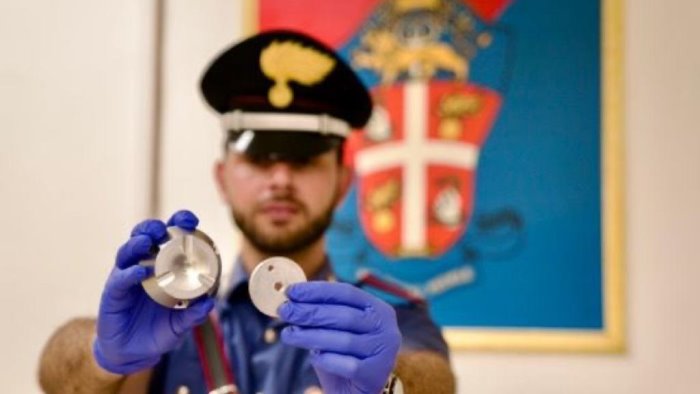 Disattiva l’antitaccheggio e tenta di rubare alcolici: arrestato - Ottopagine.it Napoli